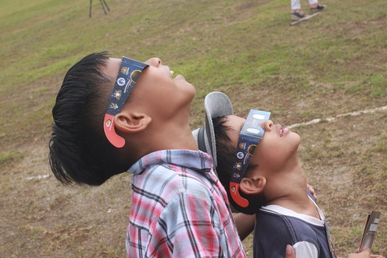 10 Tips for Viewing the Solar Eclipse Safely | Discover Vision